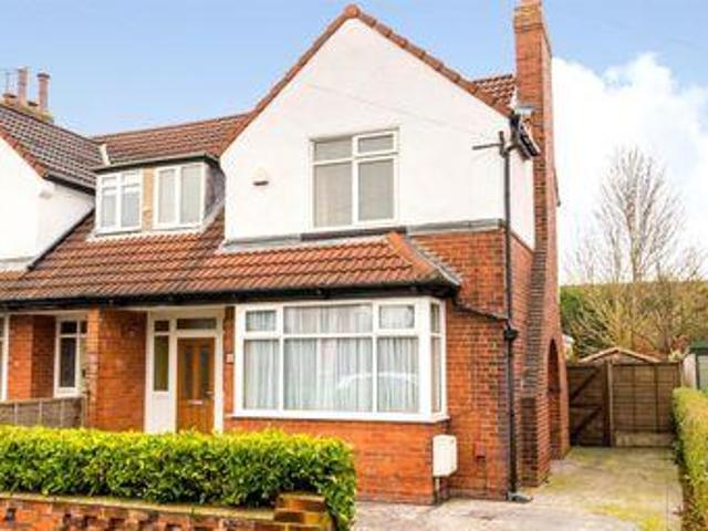3 Bedrooms Semi detached house for sale in Moor Grange View, West Park LS16