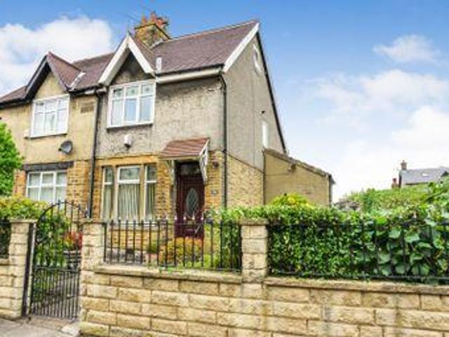 3 Bedrooms Semi detached house for sale in Moorcroft Drive, Bradford BD4