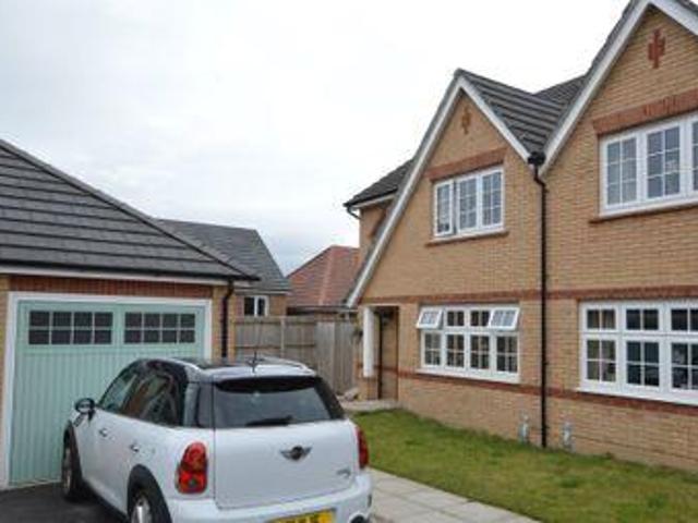 3 Bedrooms Semi detached house for sale in Malvern Mews, Wrenthorpe, Wakefield WF1
