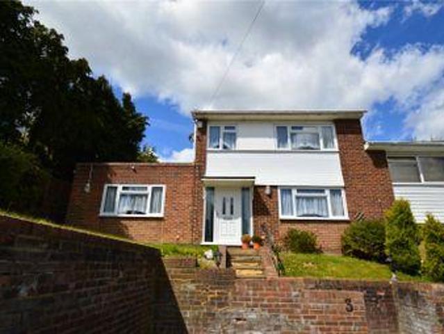 3 Bedrooms Semi detached house for sale in Margaret Way, Coulsdon, Surrey CR5