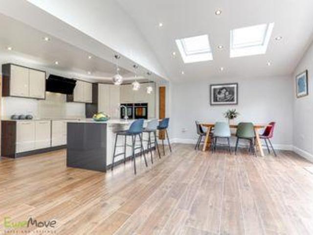3 Bedrooms Semi detached house for sale in Marston Gardens, Luton LU2