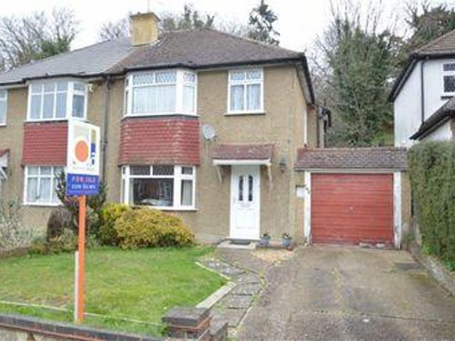 3 Bedrooms Semi detached house for sale in Mead Way, Coulsdon, Surrey CR5