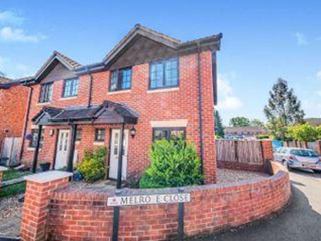 3 Bedrooms Semi detached house for sale in Melrose Close, Farnborough GU14
