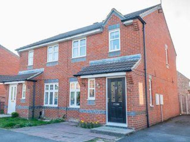 3 Bedrooms Semi detached house for sale in Middleham Moor, Leeds LS10