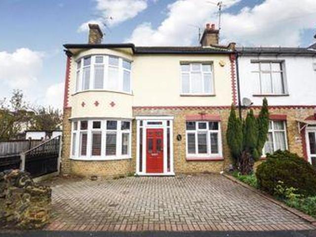3 Bedrooms Semi detached house for sale in Southend On Sea, Essex. SS2