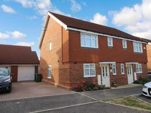 3 Bedrooms Semi detached house for sale in Sargent Way, Broadbridge Heath, Horsham RH12