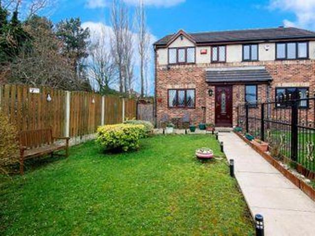 3 Bedrooms Semi detached house for sale in Springwell Court, Tingley, Wakefield WF3