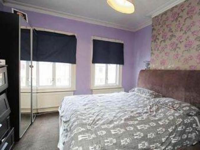 3 Bedrooms Semi detached house for sale in St Saviours Road, Croydon, London CR0