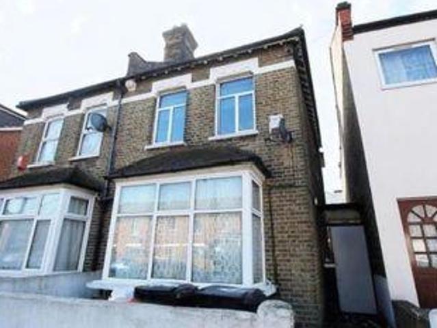 3 Bedrooms Semi detached house for sale in St Saviours Road, Croydon, London CR0
