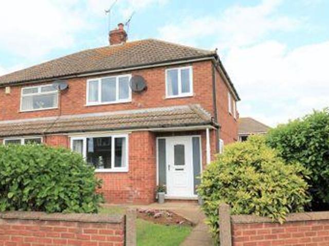 3 Bedrooms Semi detached house for sale in Staindale Road, Scunthorpe DN16