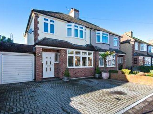 3 Bedrooms Semi detached house for sale in Staines Upon Thames, Surrey TW18