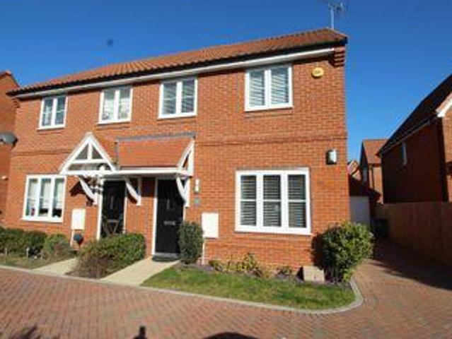 3 Bedrooms Semi detached house for sale in Stamford Drive, Basildon SS15