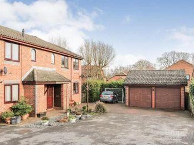 3 Bedrooms Semi detached house for sale in Stephen Close, Twyford, Reading RG10