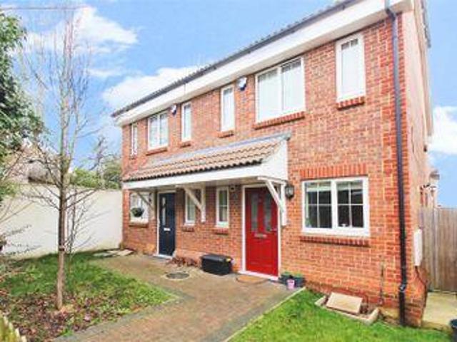 3 Bedrooms Semi detached house for sale in Swain Close, Strood, Rochester ME2