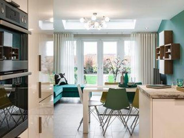 3 Bedrooms Semi detached house for sale in Polletts Avenue, Brinnington Stockport SK5
