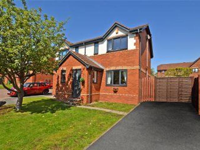 3 Bedrooms Semi detached house for sale in Pembroke Drive, Morley, Leeds, West Yorkshire LS27