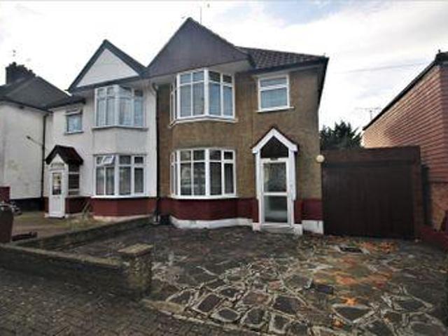 3 Bedrooms Semi detached house for sale in Pembroke Place, Edgware HA8