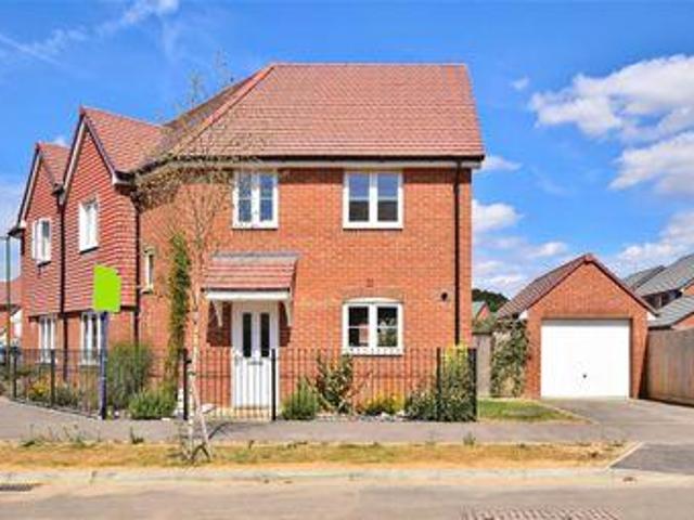 3 Bedrooms Semi detached house for sale in Pengelly Gardens, Littlehampton, West Sussex BN17