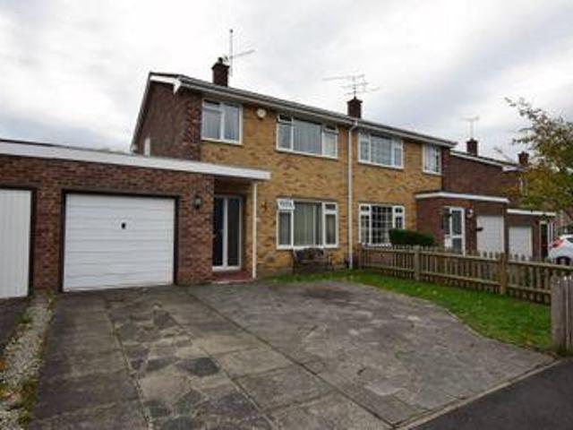 3 Bedrooms Semi detached house for sale in Pennine Way, Farnborough GU14