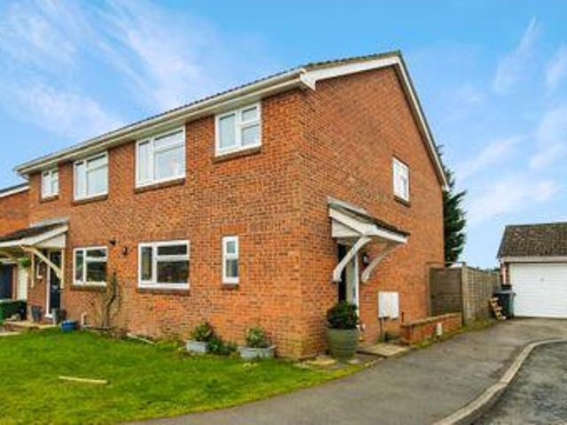 3 Bedrooms Semi detached house for sale in Periwinkle Close, Lindford GU35