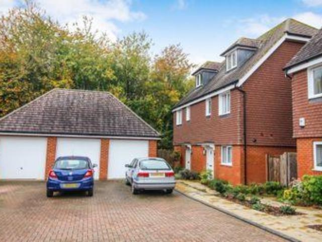 3 Bedrooms Semi detached house for sale in Pines Ridge, Horsham RH12