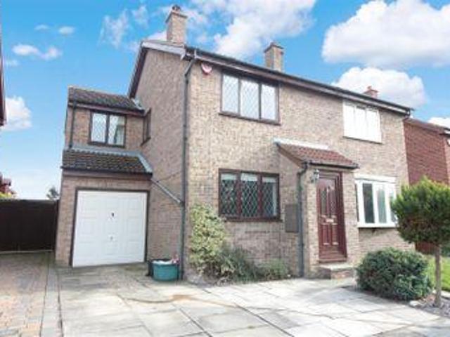 3 Bedrooms Semi detached house for sale in Pinfold Way, Sherburn In Elmet, Leeds LS25