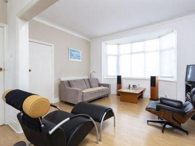 3 Bedrooms Semi detached house for sale in Quebec Road, Ilford IG2