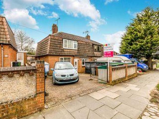 3 Bedrooms Semi detached house for sale in Queensway, Yeadon, Leeds LS19