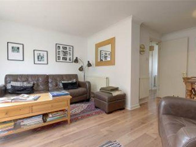 3 Bedrooms Semi detached house for sale in Rossington Close, Enfield EN1