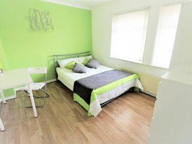 3 Bedrooms Semi detached house for sale in Ravenscliffe Avenue, Bradford, West Yorkshire BD10