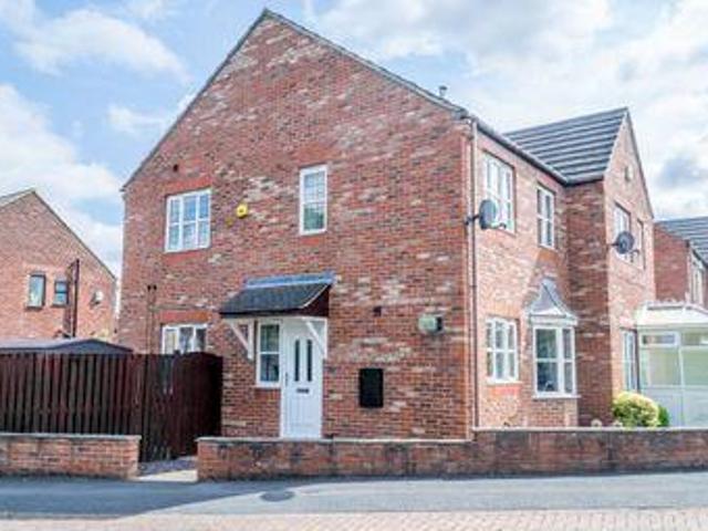 3 Bedrooms Semi detached house for sale in Reedsdale Avenue, Gildersome LS27