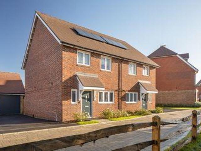 3 Bedrooms Semi detached house for sale in Reigate Road, Horley RH6