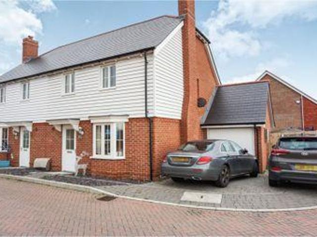 3 Bedrooms Semi detached house for sale in Ringlet Grove, Sittingbourne ME9