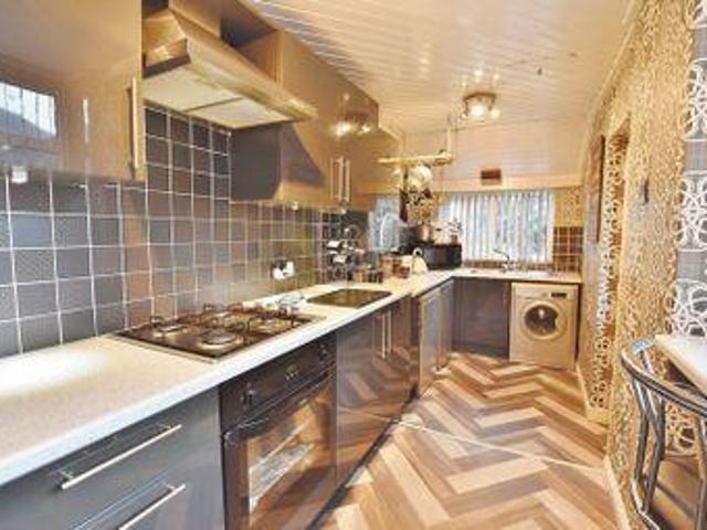 3 Bedrooms Semi detached house for sale in Russell Road, Salford M6
