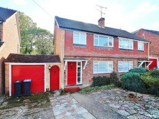 3 Bedrooms Semi detached house for sale in Woking, Surrey GU21
