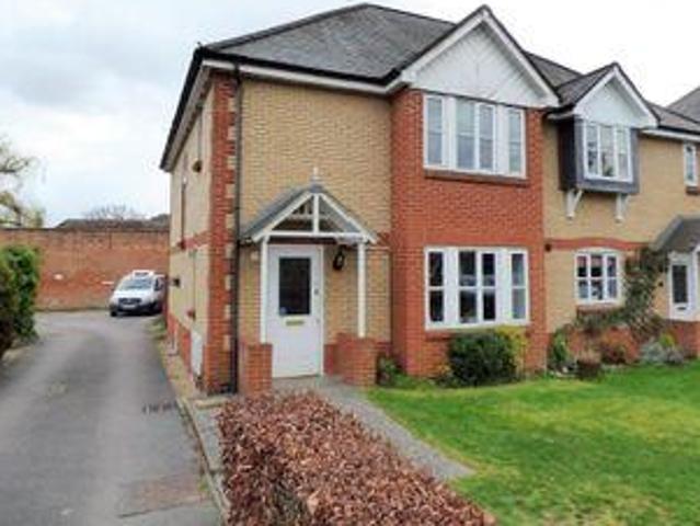 3 Bedrooms Semi detached house for sale in Woodland Crescent, Farnborough GU14