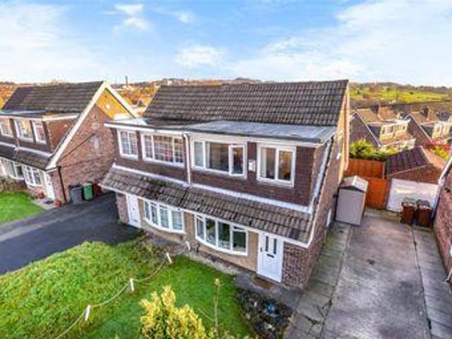3 Bedrooms Semi detached house for sale in Woodlea Grove, Yeadon, Leeds LS19