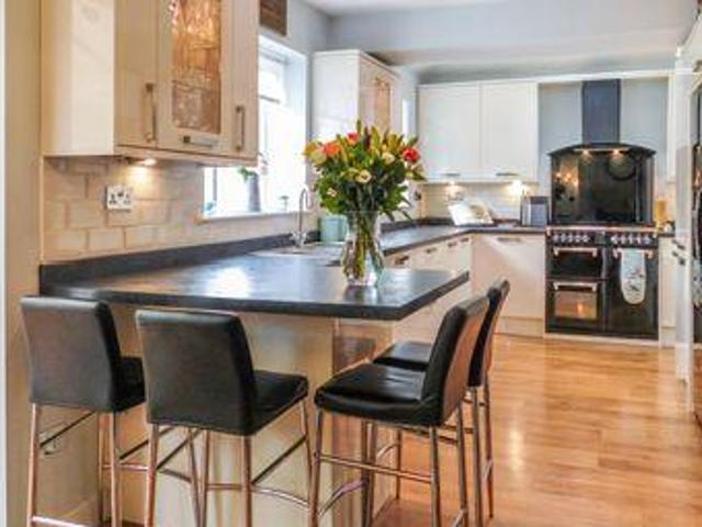 3 Bedrooms Semi detached house for sale in Woolgreaves Close, Sandal, Wakefield WF2
