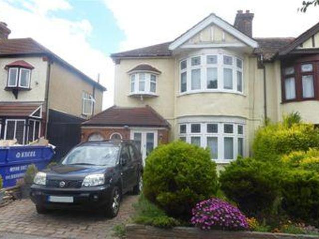 3 Bedrooms Semi detached house for sale in Wordsworth Avenue, London E18