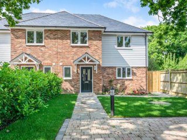3 Bedrooms Semi detached house for sale in Walnut Close, Burgess Hill RH15