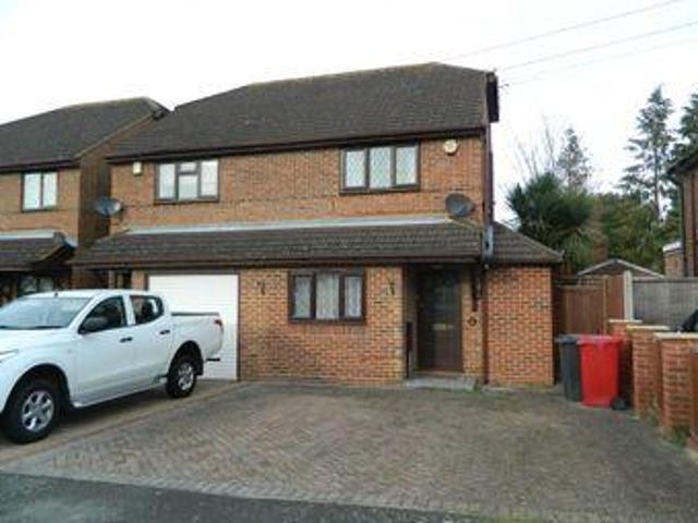 3 Bedrooms Semi detached house for sale in Washington Drive, Cippenham, Berkshire SL1