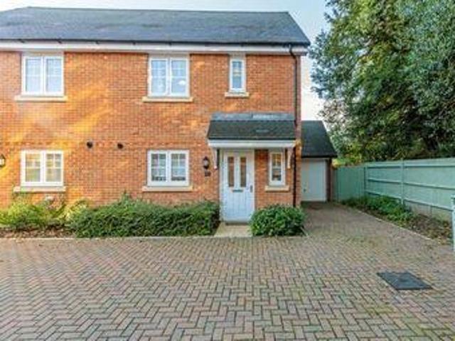 3 Bedrooms Semi detached house for sale in Wey Meadow Close, Farnham, Surrey GU9