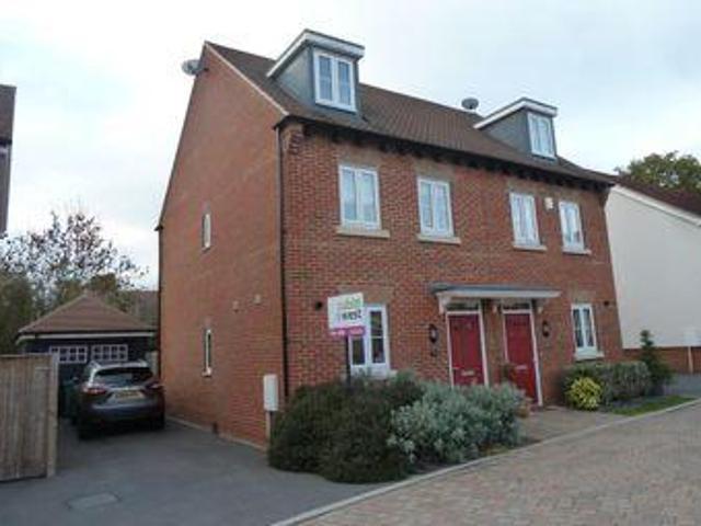 3 Bedrooms Semi detached house for sale in Wells Croft, Broadbridge Heath, Horsham, West Sussex RH12