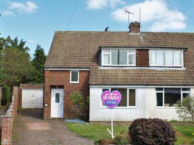 3 Bedrooms Semi detached house for sale in Wentworth Close, Farnham GU9