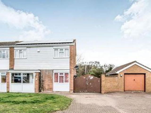 3 Bedrooms Semi detached house for sale in Wentworth Drive, Bedford, Bedfordshire MK41