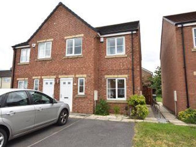 3 Bedrooms Semi detached house for sale in Whinmoor Way, Leeds LS14