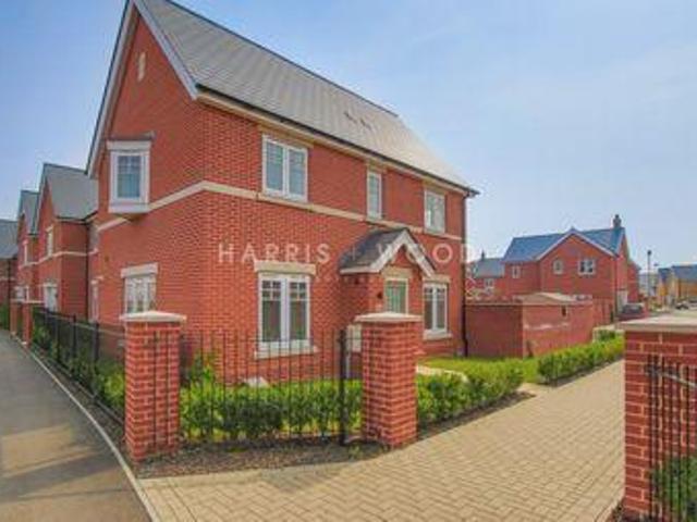 3 Bedrooms Semi detached house for sale in Wildeve Avenue, Colchester CO4