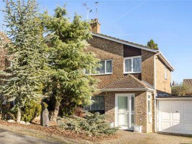 3 Bedrooms Semi detached house for sale in Willoughby Close, Alton, Hampshire GU34