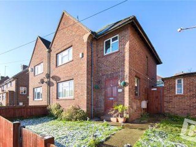 3 Bedrooms Semi detached house for sale in Winchester Crescent, Gravesend, Kent DA12
