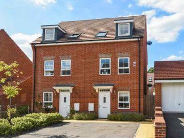 3 Bedrooms Semi detached house for sale in Windsor Crescent, Wokingham RG40